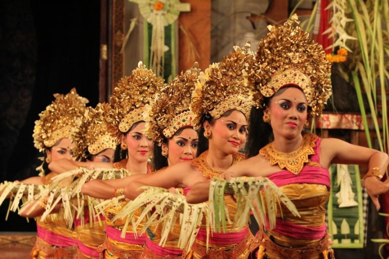 Pendet dance, The oldest welcoming dance in Bali - Bali Travel Diary