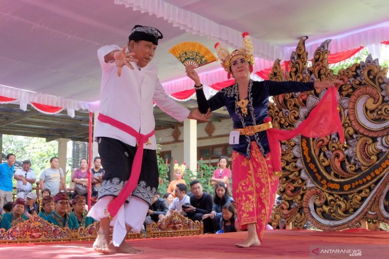The phenomenon of Joged Bumbung, a Balinese Traditional Dance that is ...